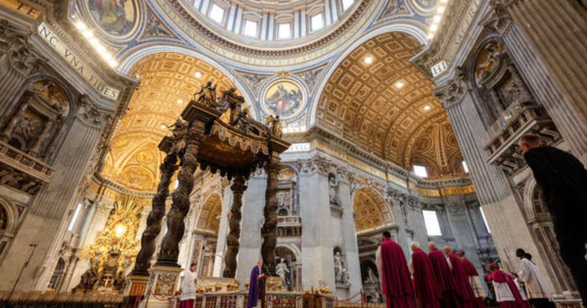 Vaticano faz rito penitencial em altar profanado por homem nu