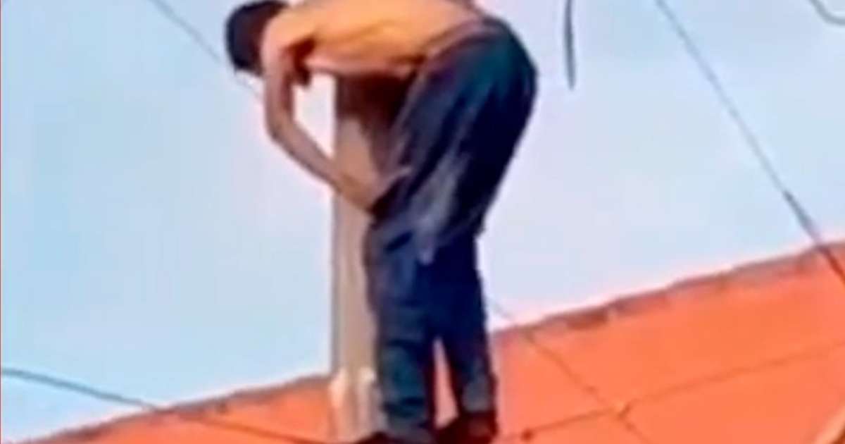 Homem cai de 5 metros de altura após levar choque em poste