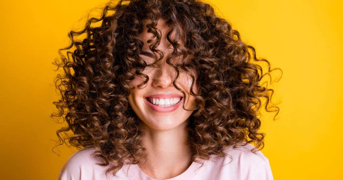 Cabelos cacheados: confira dicas e técnicas para ter cachos perfeitos