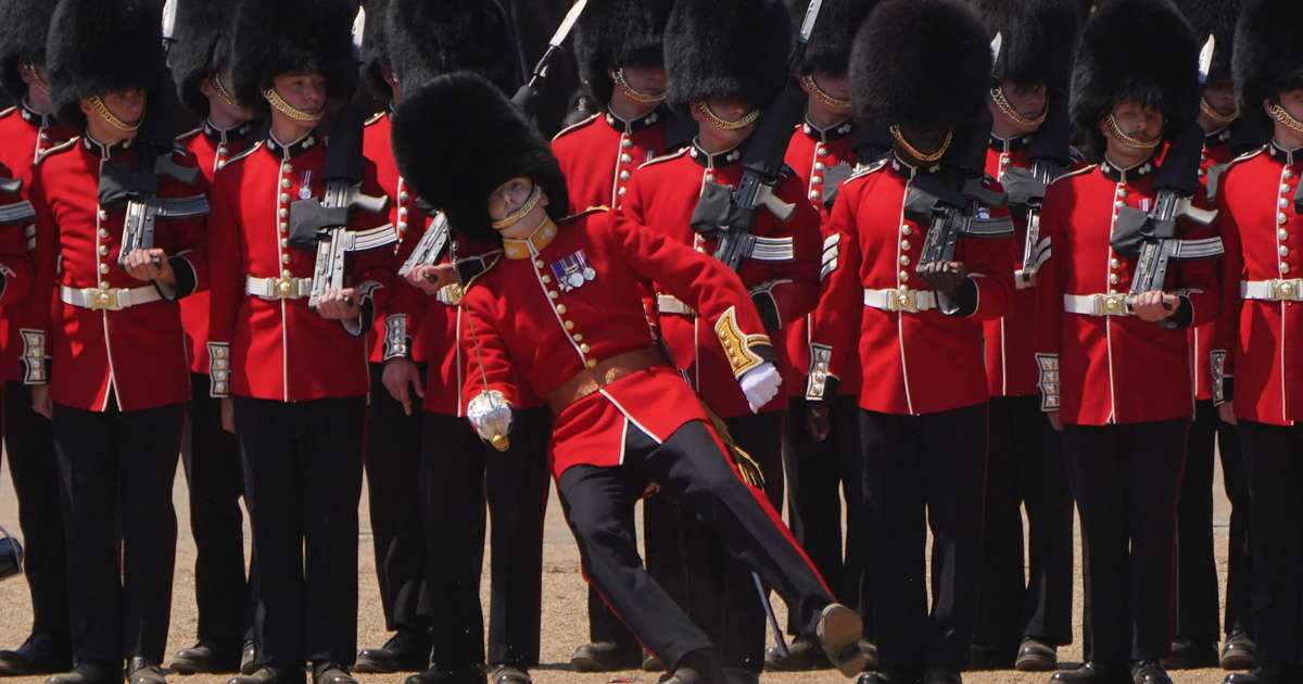 Guardas reais desmaiam durante treinamento em Londres