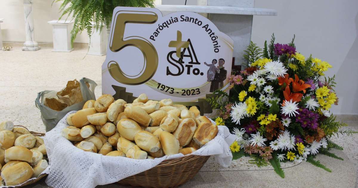 Entenda a tradição do pão e bolo de Santo Antônio com medalha