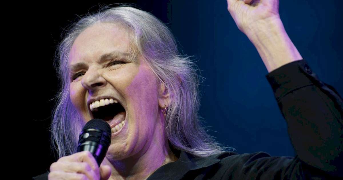 Angela Ro Ro apresenta seus grandes sucessos em São Paulo no Bar Brahma