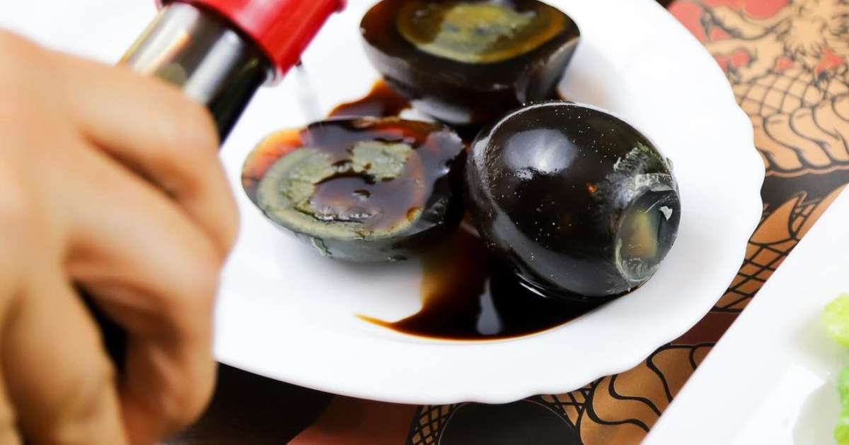 Tradição milenar: o que é o ovo "podre" comestível que viralizou no Twitter