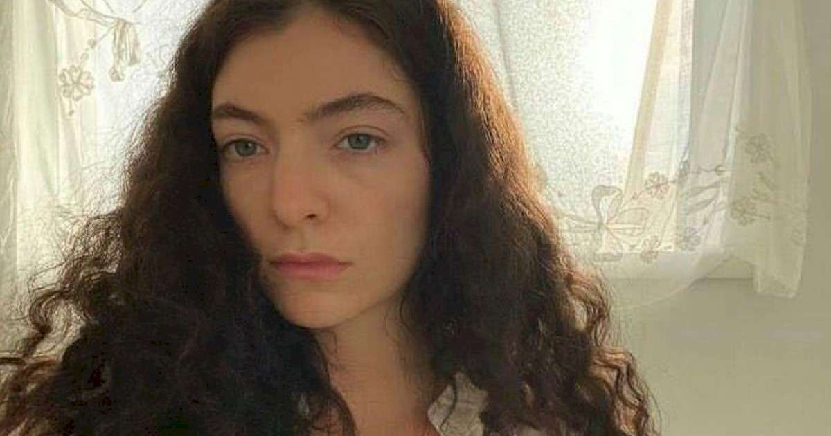 Lorde deixa mensagem enigmática aos fãs nas redes sociais