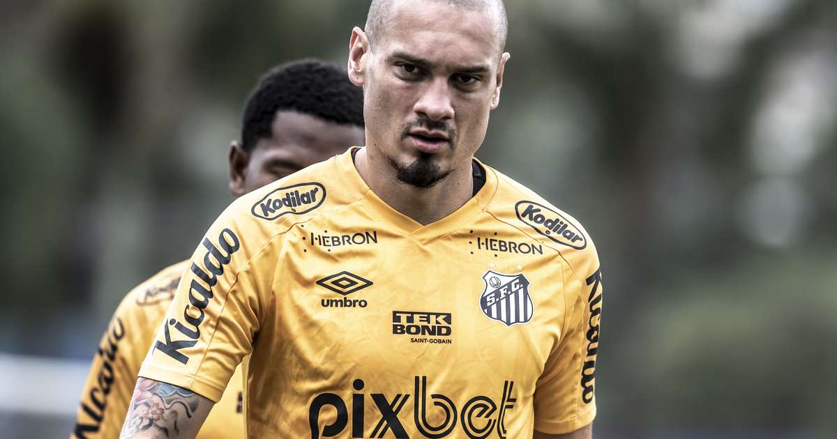 Maicon chega ao Rio para realizar exames e fechar com o Vasco