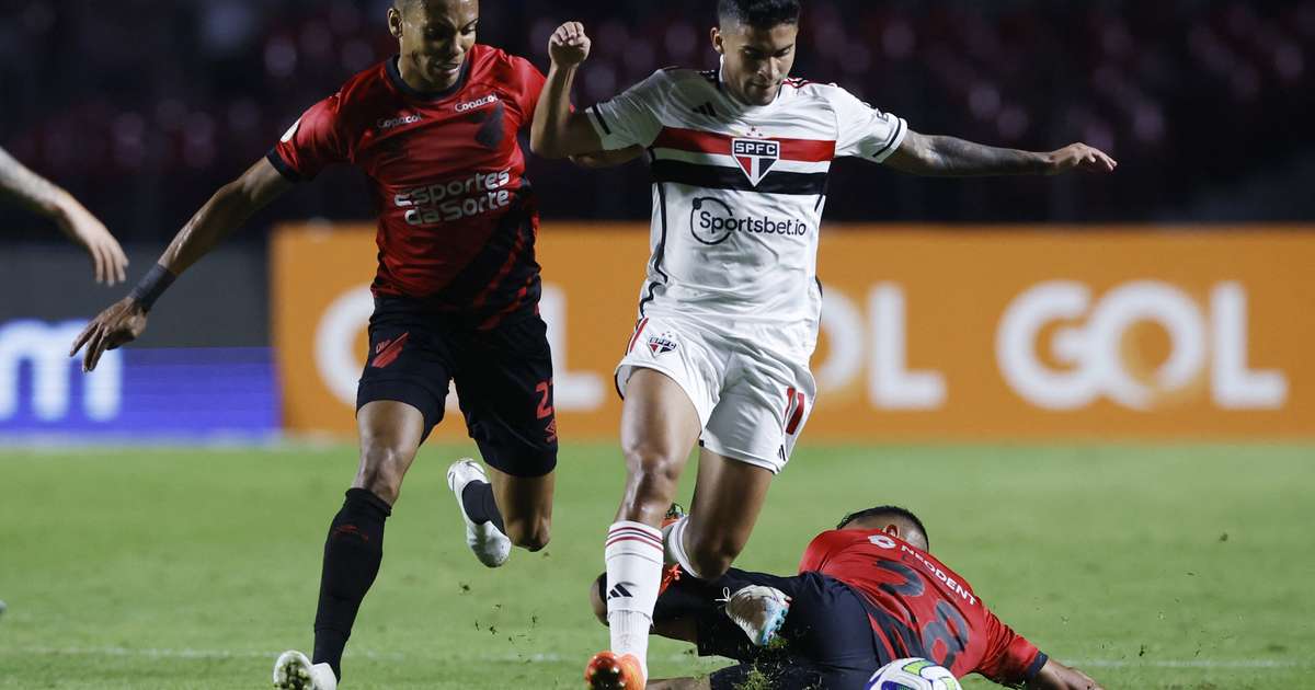 São Paulo vence Athletico-PR de virada e entra no G6 do Brasileirão