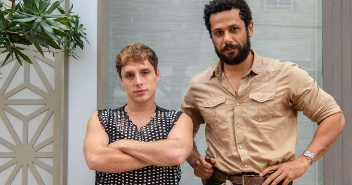 Todo montado, ator de 'Terra e Paixão' choca ao aparecer só de calcinha e peruca
