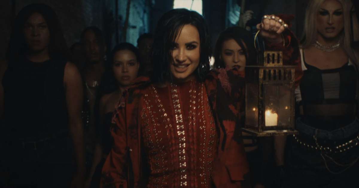 Demi Lovato surpreende seus fãs e lança o inédito clipe 'Swine'