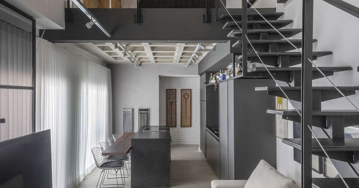 Loft dúplex compacto de 64m² tem décor industrial e muita arte