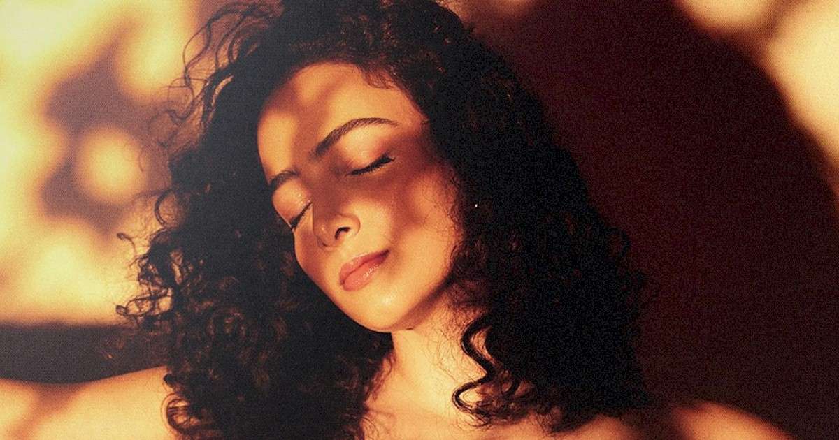 Inspirada em Harry Styles e Taylor Swift, Chella lança a inédita 'Deixo'