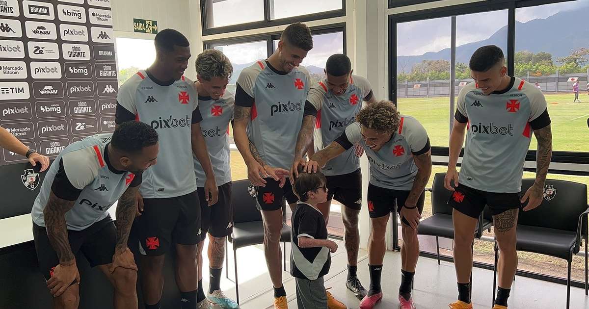 Torcedor que viralizou, Gui visita o treino do Vasco pela primeira vez