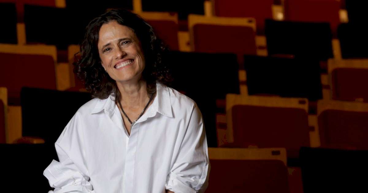 Zélia Duncan estreia o show 'Sem Tirar Os Olhos do Mundo'