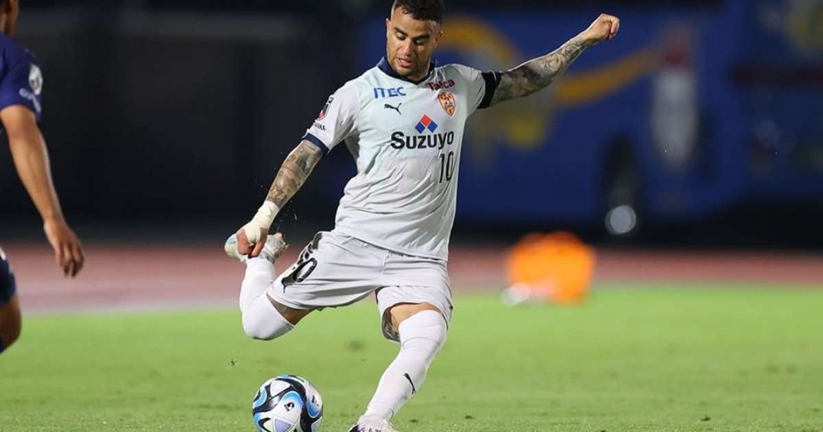 Carlinhos Júnior celebra fase artilheira no Japão e bom momento do Shimizu S-Pulse