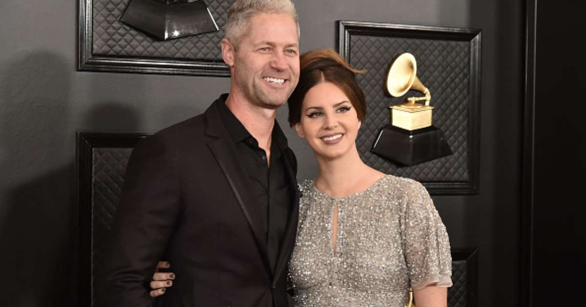 Lana Del Rey faz alusão à traição do ex durante apresentação em Londres