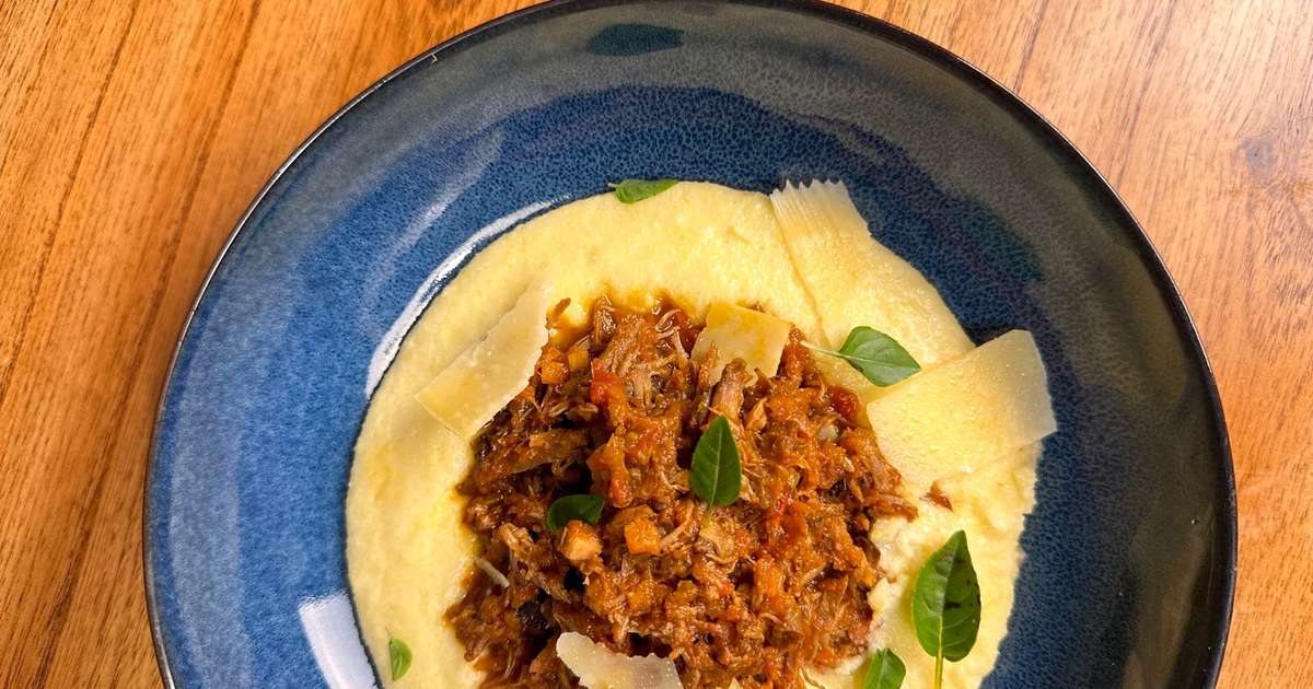 Polenta com ragu de carne, receita classiquíssima que é a cara do inverno