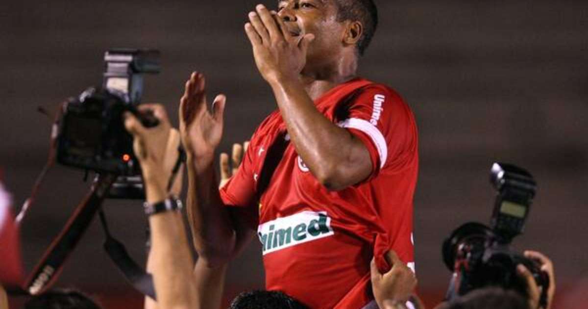 Ex-jogador Romário é internado com infecção intestinal