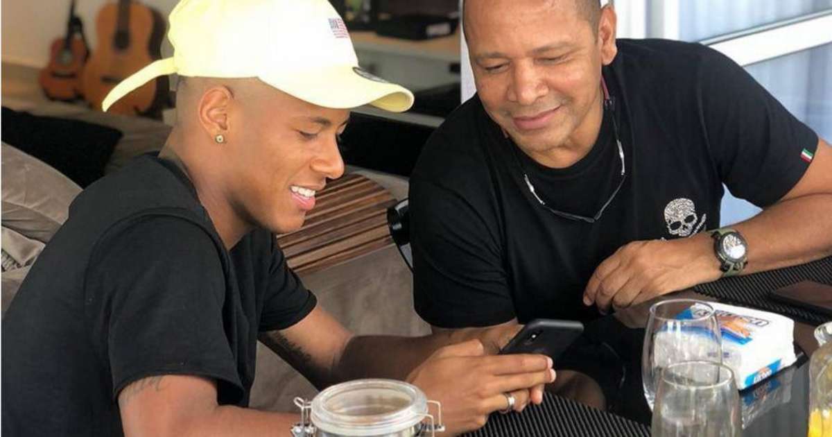 Junto com pai de Neymar, Arthur Gomes desembarca em BH