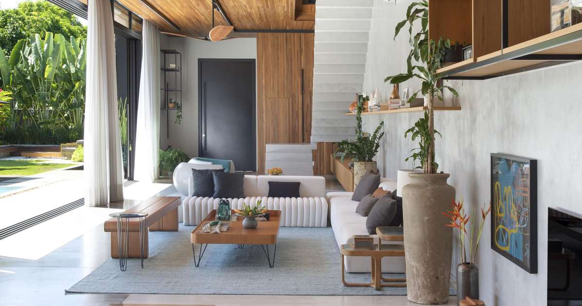 Pé-direito alto com teto ripado dá amplitude e beleza a casa de 635m²