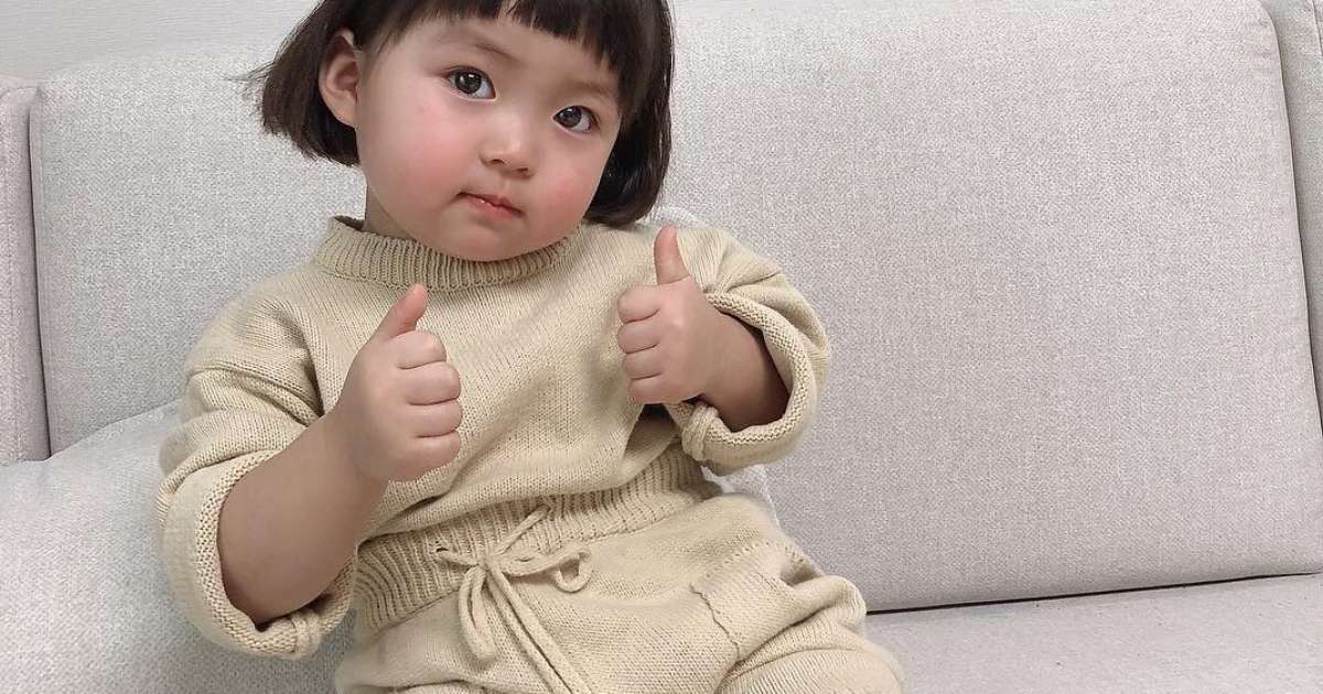 Veja como a bebê coreana das figurinhas de WhatsApp está hoje, aos 7 anos