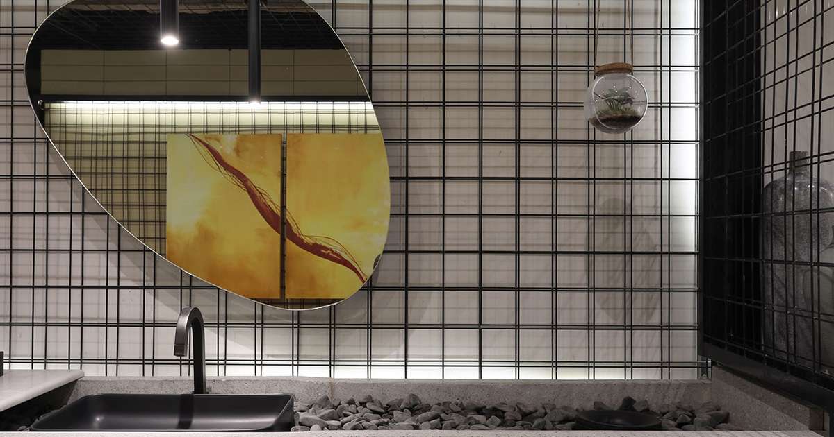 As pedras da bancada deste banheiro filtram a água utilizada na pia