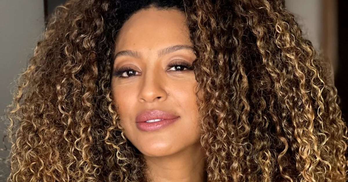 Sheron Menezzes esbanja beleza e chama atenção com vestido justíssimo