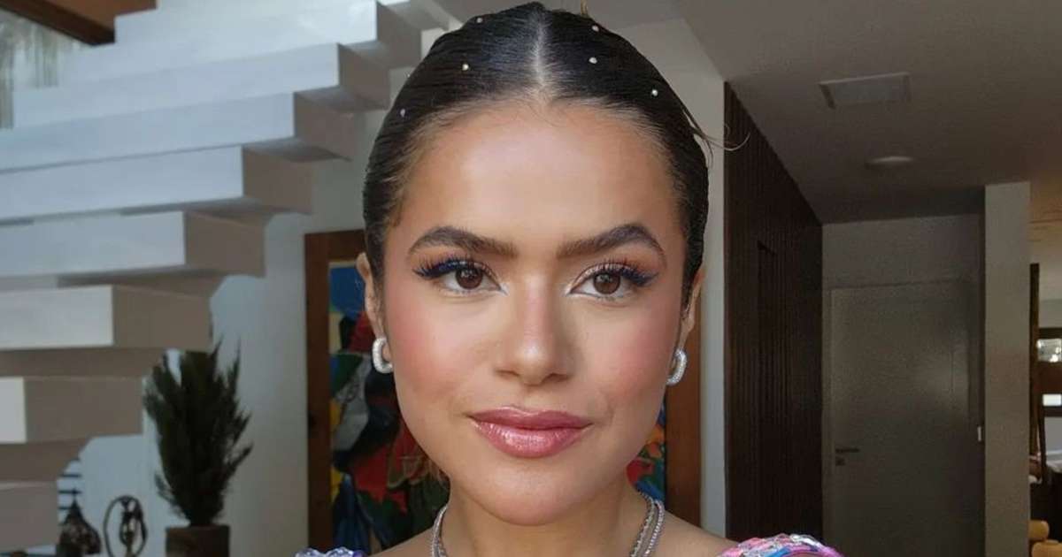 Maisa Silva elege biquíni decotadíssimo para renovar o bronze em Ibiza