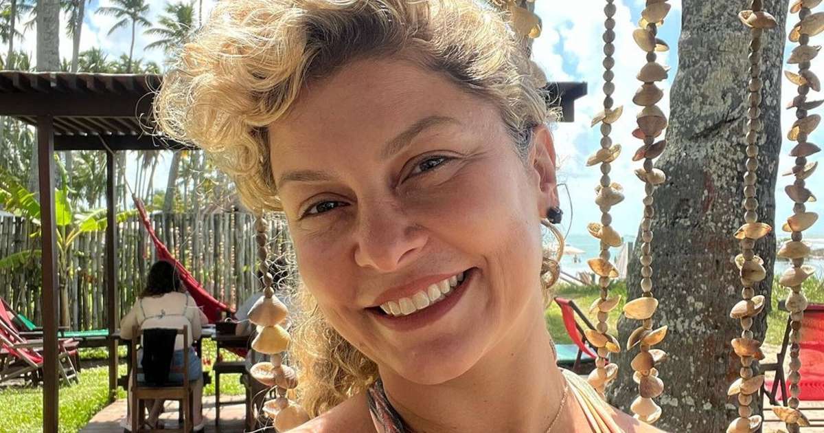Bárbara Borges elege biquíni fininho para curtir dia na praia e chama ...