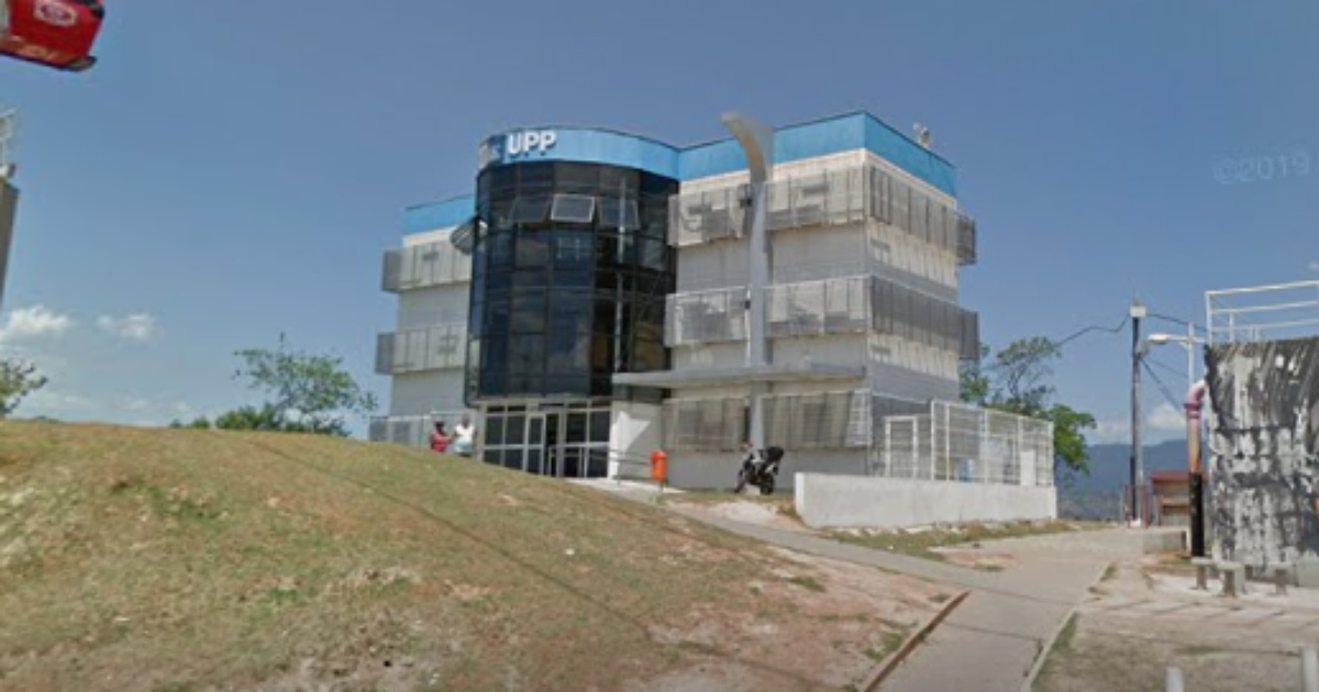 PMs são presos depois de serem flagrados com mulher em UPP no Rio