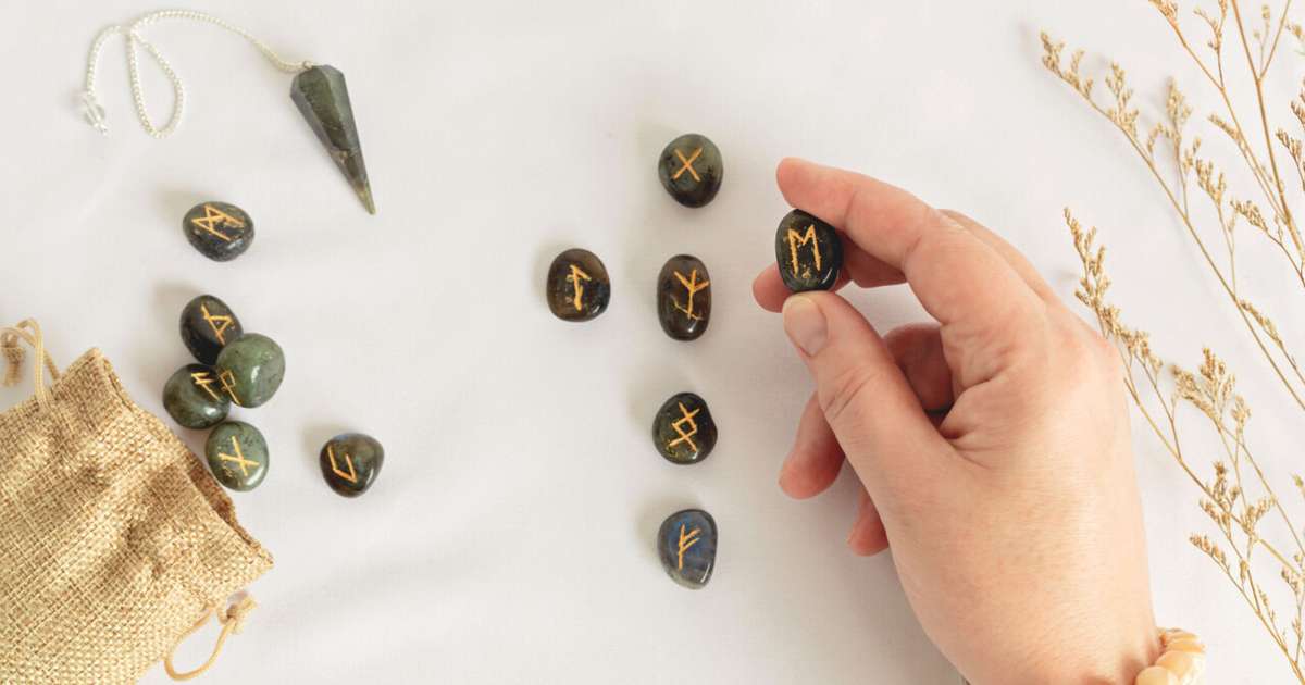 Confira as previsões das Runas para todos os signos em agosto