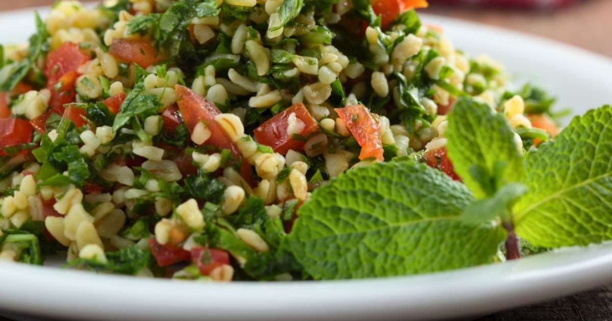 Tabule a salada árabe fácil, com trigo sem hidratar, rápida