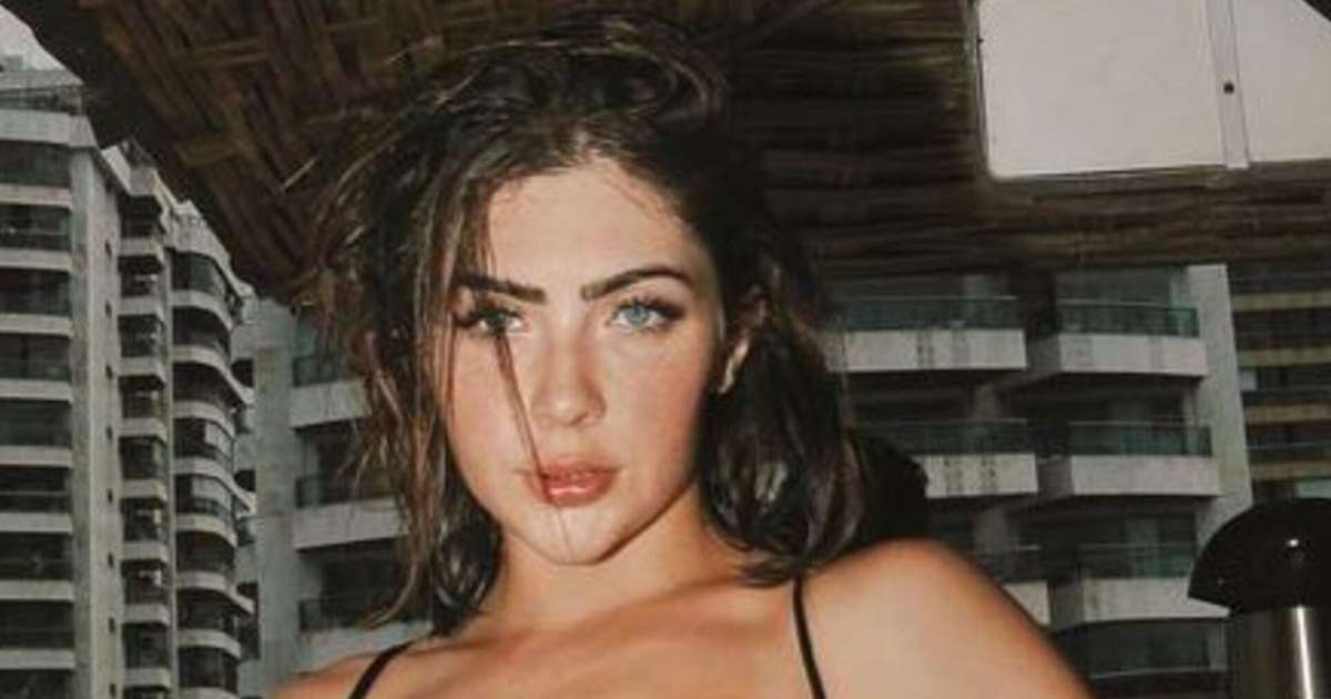 De biquíni, Jade Picon exibe corpão na praia da Barra da Tijuca