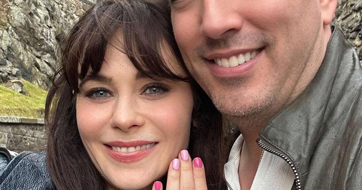 Estrela de "New Girl" fica noiva de um dos "Irmãos à Obra"