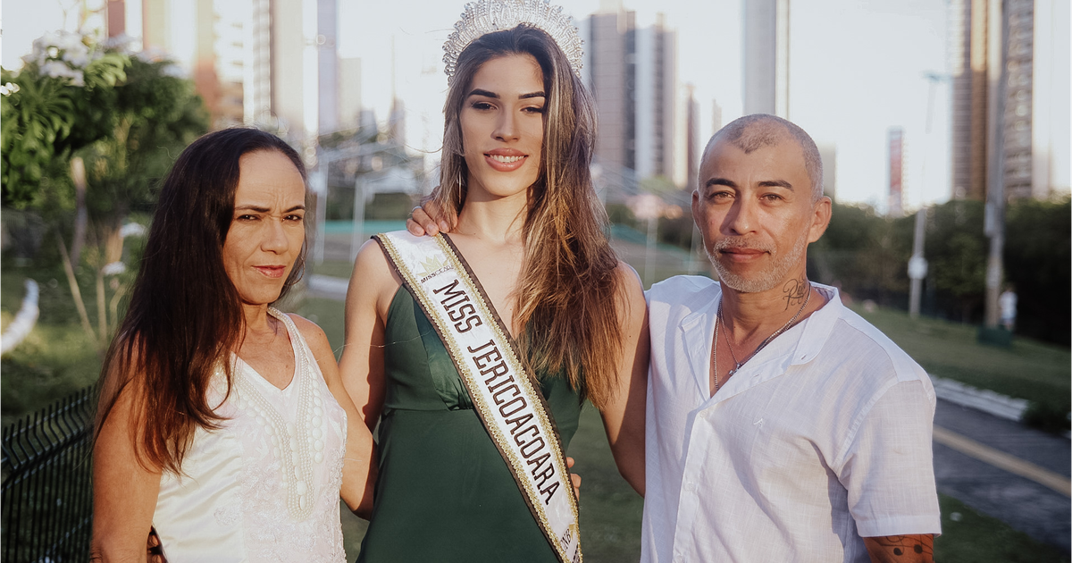 Pai de duas filhas trans e duas lésbicas ganha homenagem comovente