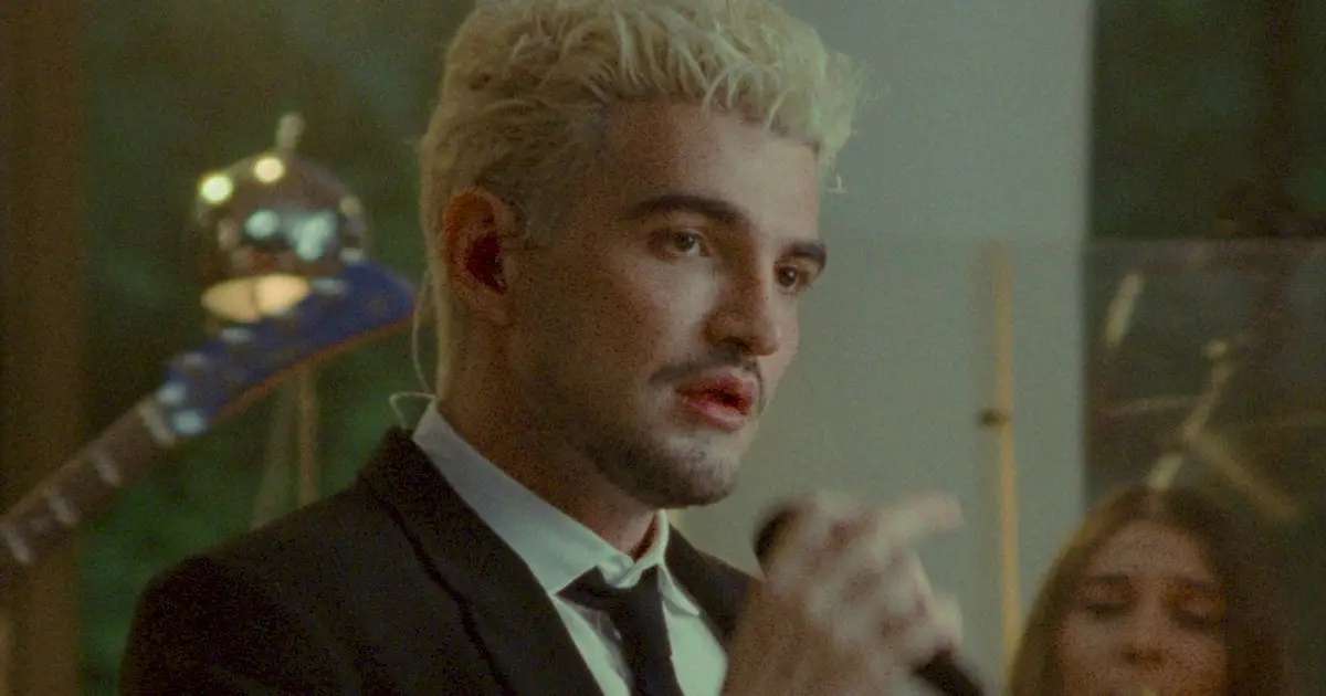 Jão surpreende os fãs e lança o inédito clipe ao vivo de 'Me Lambe'