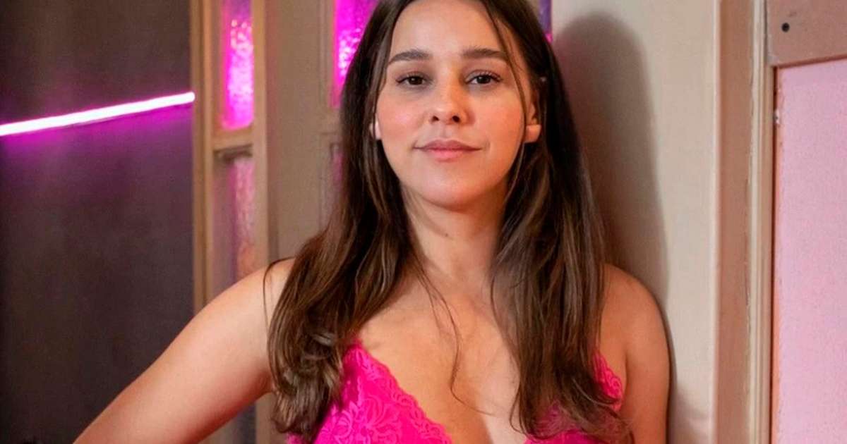 Cenas de Thati Lopes de lingerie rosa bombam em 'Terra e Paixão': 'Berenice sarada'
