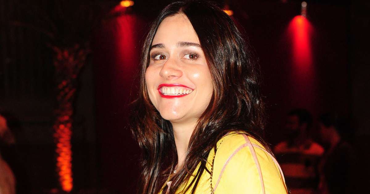 Alessandra Negrini causa alvoroço na web ao se exibir na piscina ...