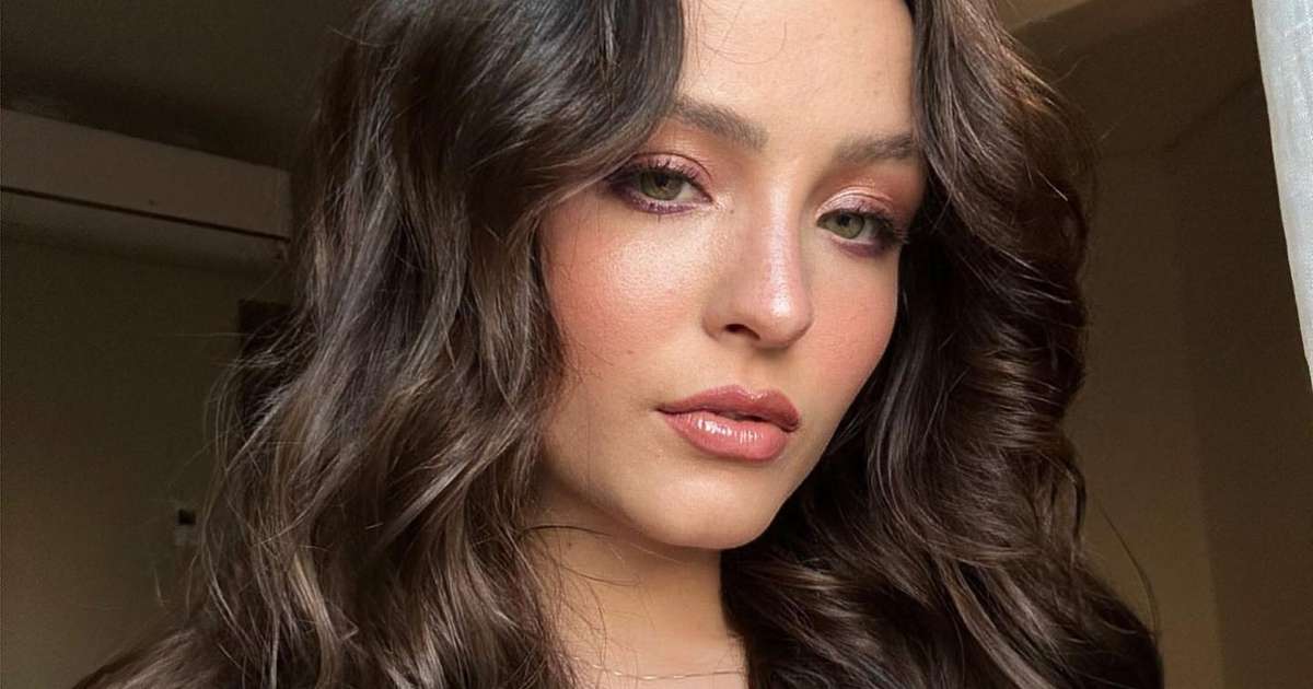 Após polêmica, Larissa Manoela reaparece de top e surpreende com corpão: 'Nova mulher'