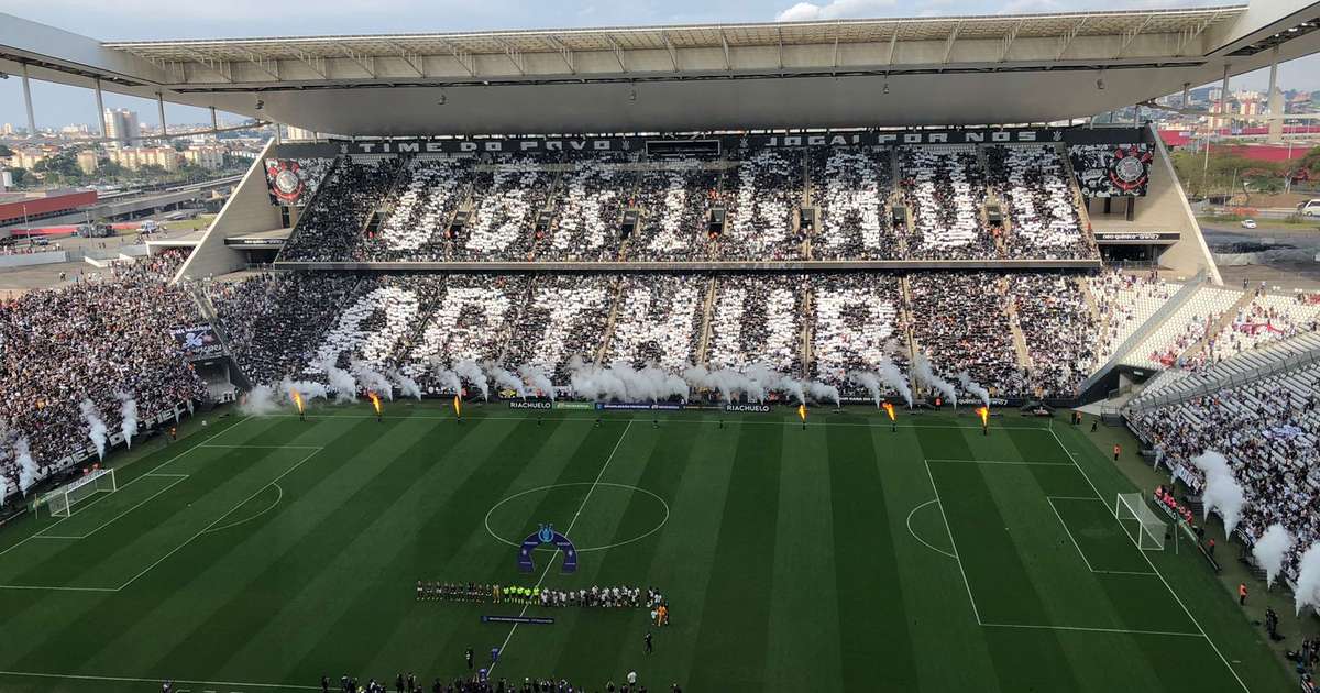 Torcida do Corinthians faz mosaico em agradecimento ao técnico Arthur ...