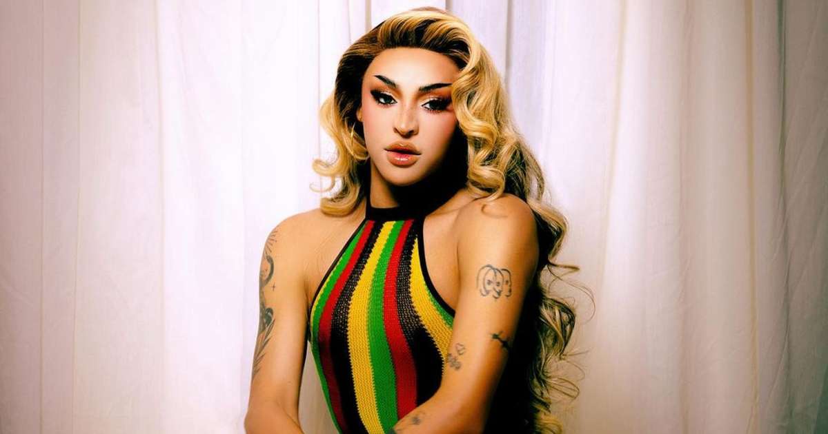 Pabllo Vittar esbanja ousadia ao surgir com bota de couro e fio-dental: 'Deu um show'