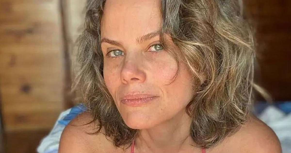 Maria Cândida posa de maiô e surpreende a web: 'Corpo real'
