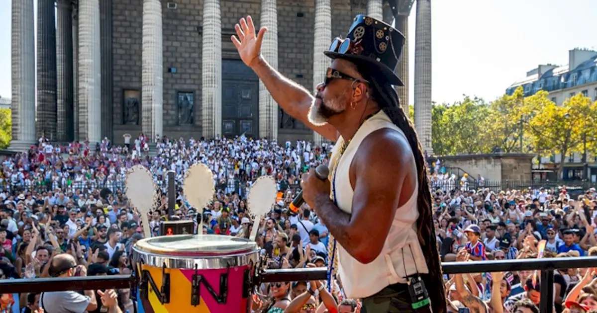 Carlinhos Brown reúne 60 mil pessoas em concerto na cidade de Paris