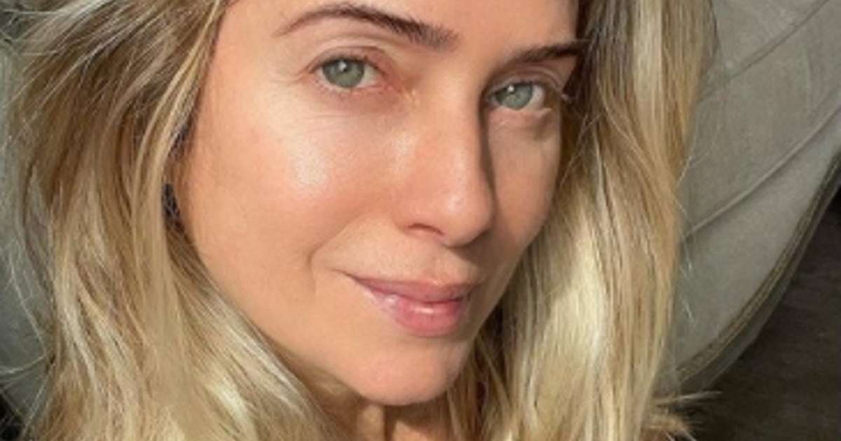 Leticia Spiller faz sucesso ao surgir de biquíni fininho na praia: 'Tão ...