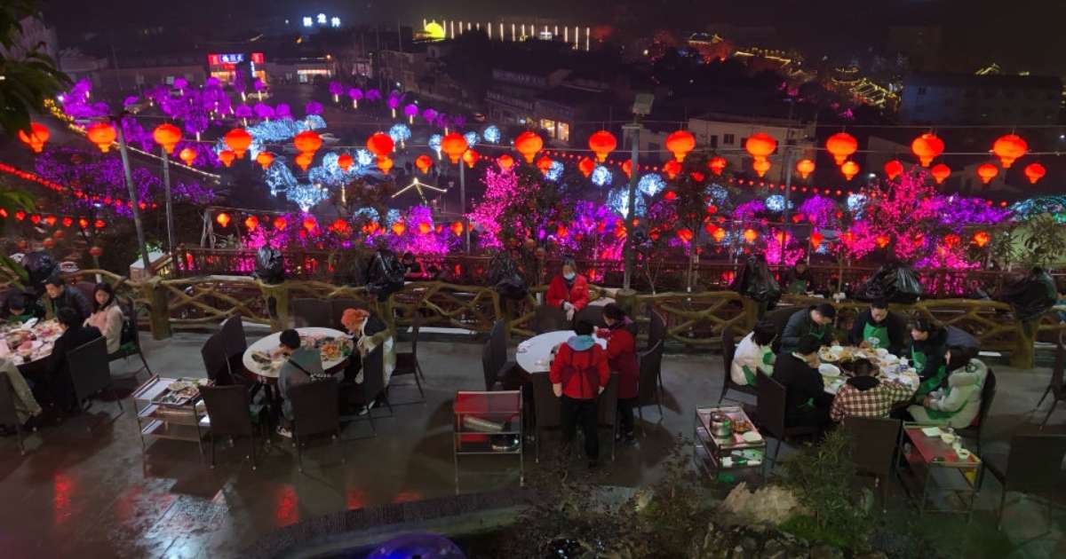 Restaurante gigante na China comporta quase 6 mil pessoas em 900 mesas