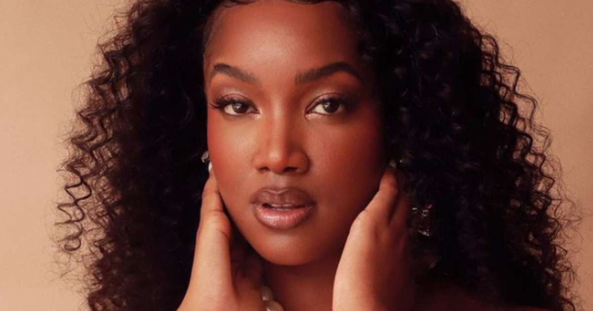 Iza exibe abdômen definido ao optar por biquíni cavado