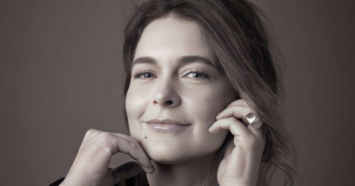 Cláudia Abreu cai em golpe ao comprar passagem e alerta seguidores