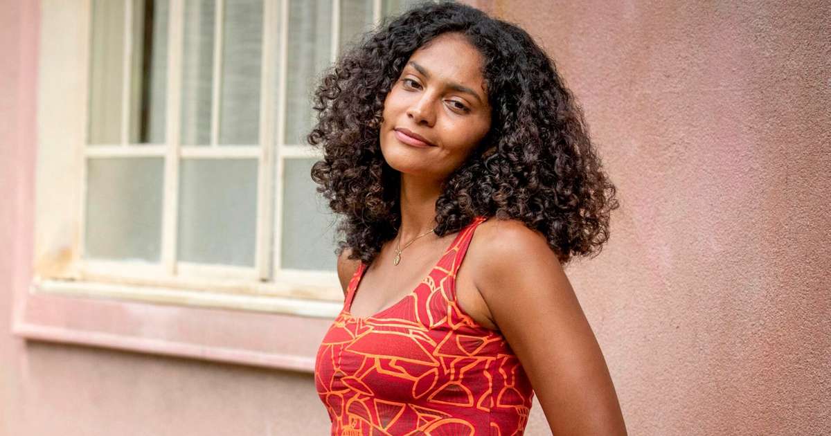 Barbara Reis impressiona ao surgir megaproduzida de roupão branco