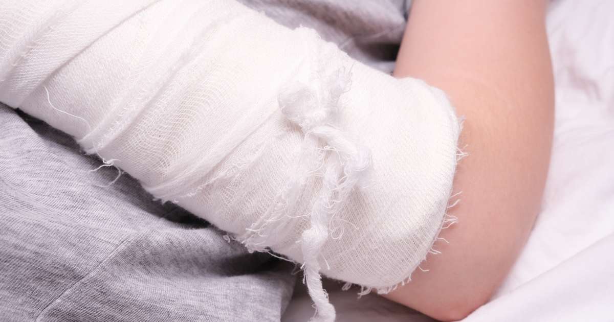 Médica Avalia Criança Com Fratura No Braço Como Pessoa Fingindo Ser