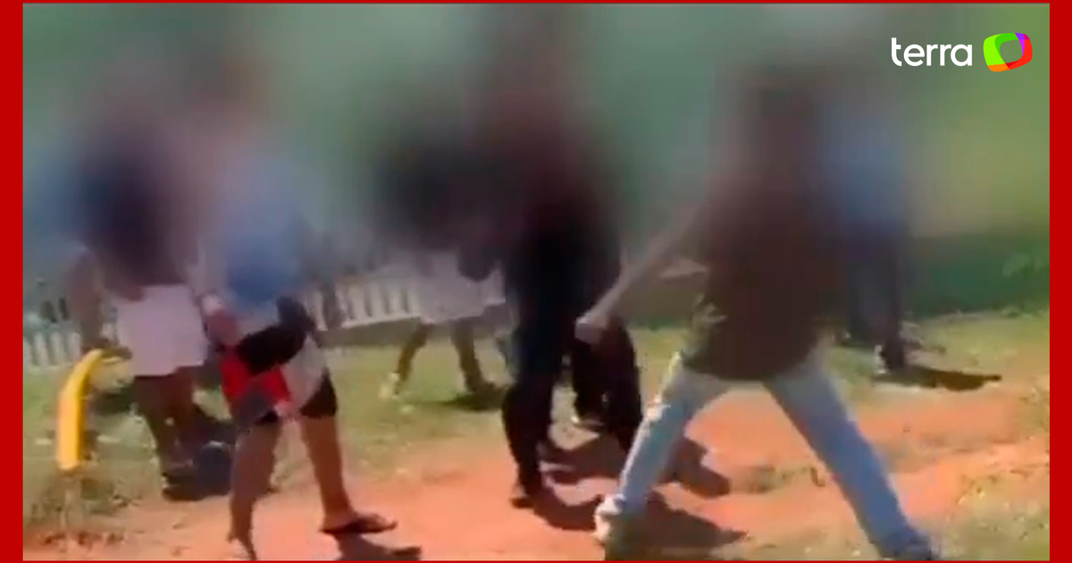 Vídeos mostram pais incitando briga generalizada de alunos em frente a escola no DF