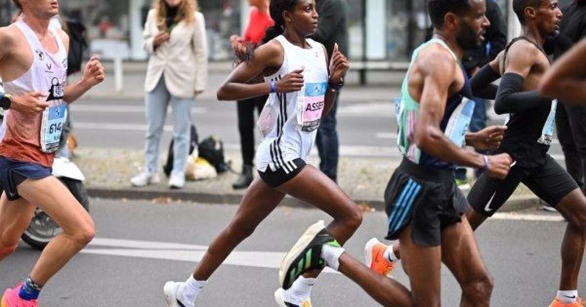 Tigst Assefa, da Etiópia, quebra recorde mundial feminino na maratona ...