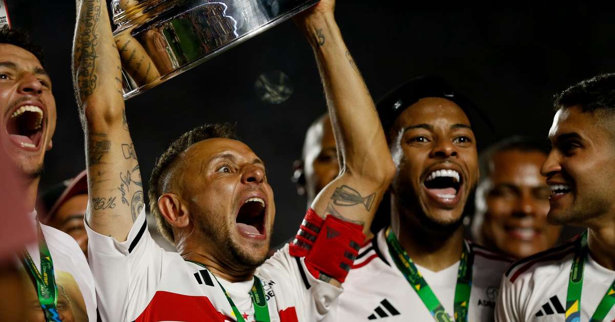 Rafinha comemora título pelo São Paulo e fala sobre aposentaria: 'Para ...